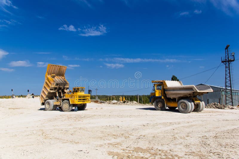 Grand camion de remorque image stock. Image du earthmover - 68577403