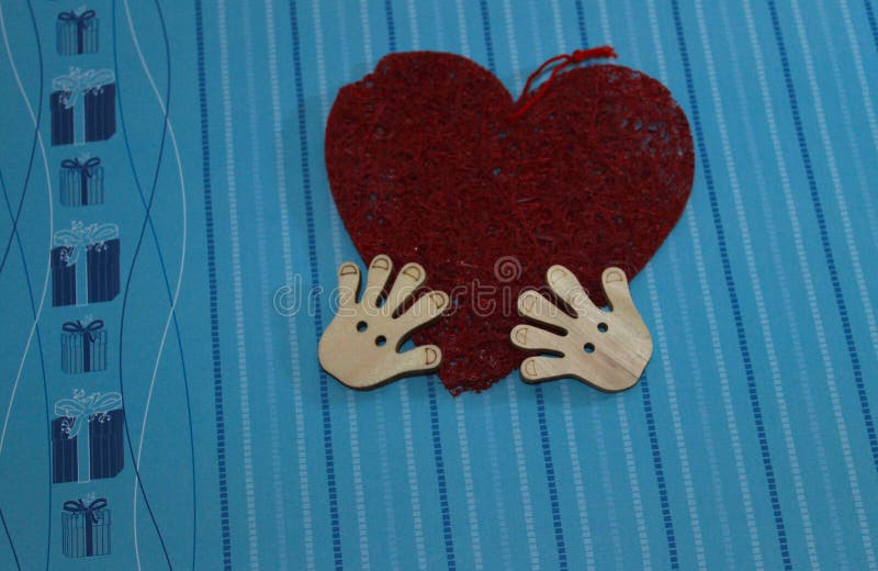 Grand coeur photo stock. Image du brillamment, vert, mains - 49382384