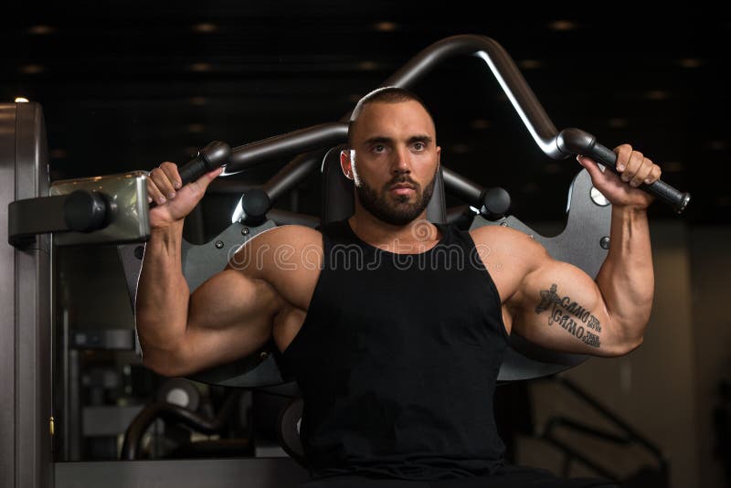 Grand Dos D'exercice D'homme Sur La Machine Photo stock - Image du ...