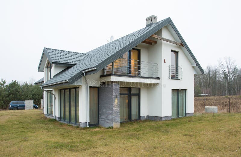 Grand et moderne manoir image stock. Image du horizontal - 50744375