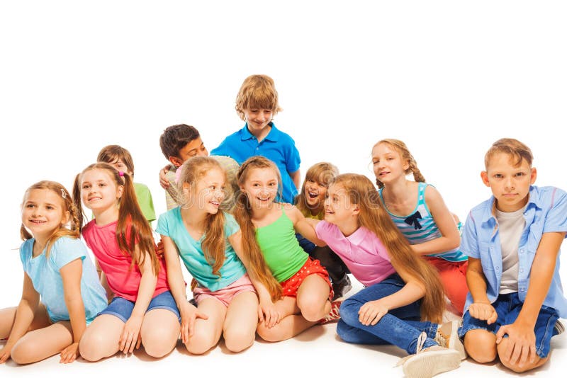 Grand Groupe D'enfants Ayant L'amusement Photo stock - Image du amis ... Grand Groupe D'enfants Ayant L'amusement Photo stock - Image du amis ...