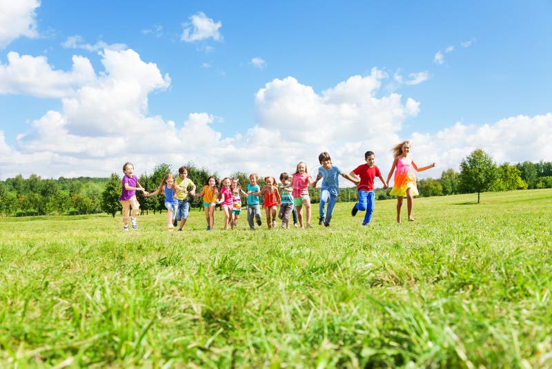 Grand Groupe Denfants Courant En Parc Image Stock Image Du Heureux