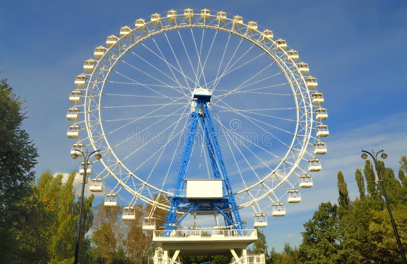 Conduite de grand huit. image stock. Image du coaster - 22170911