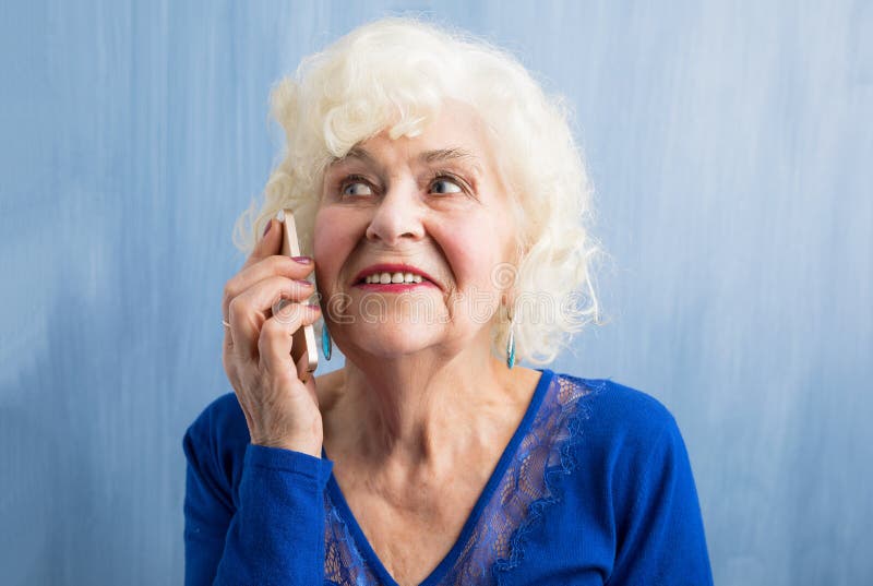 Grand-maman Heureuse Parlant Sur Le Smartphone Image stock - Image du ...