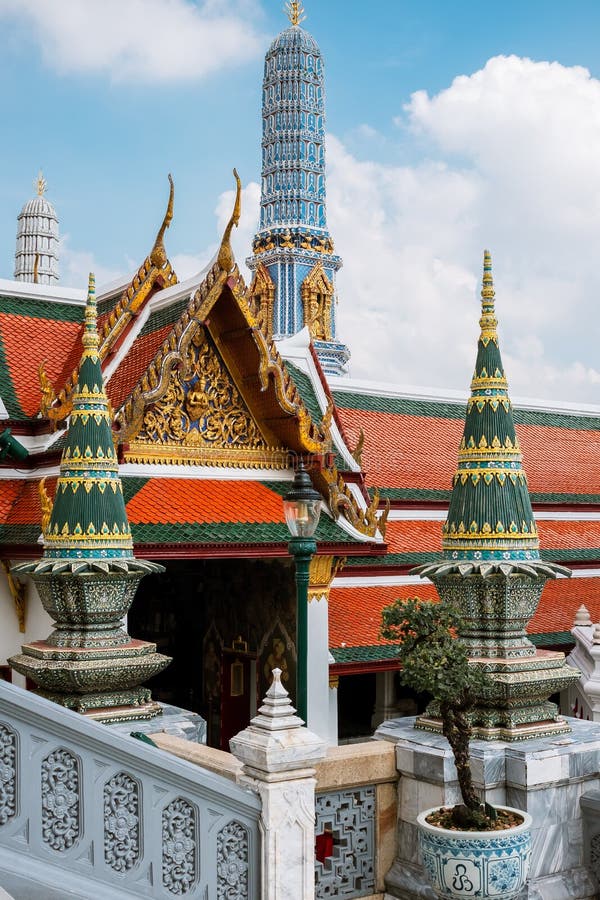Grand Palace Complex in Bangkok Editorial Image - Image of majestic ...