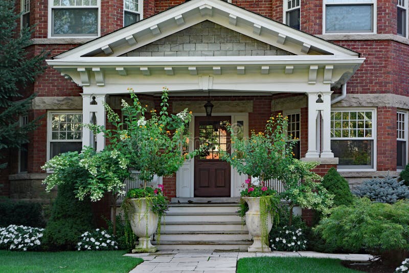 Perron de maison de brique photo stock. Image du blanc - 119735392