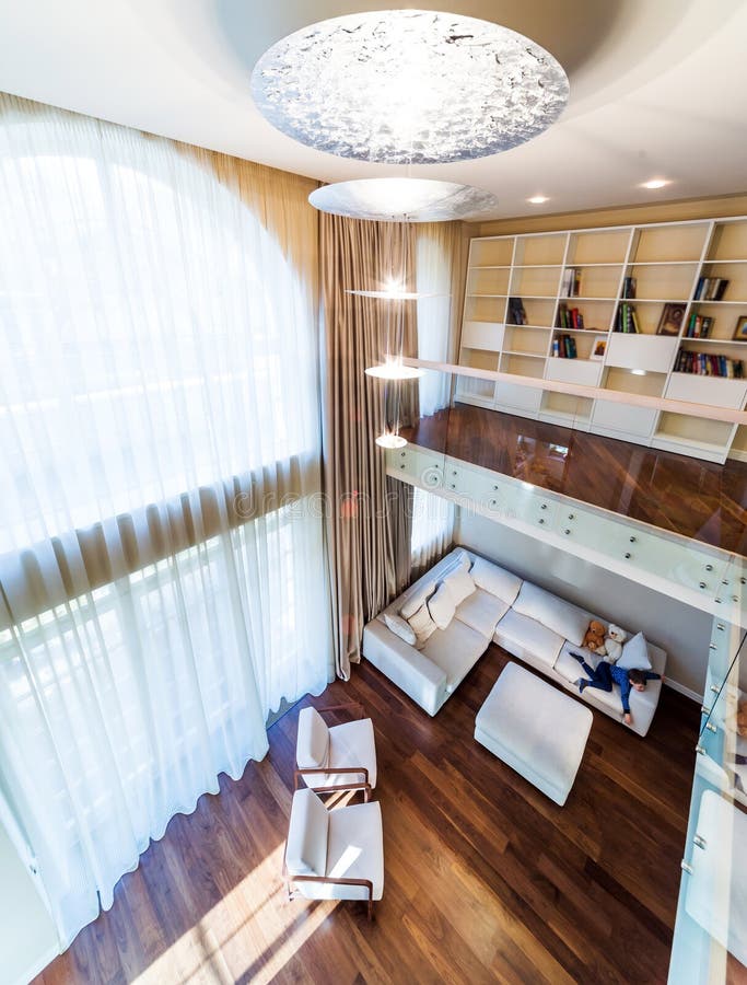 Grand salon moderne photo stock. Image du étage, technologie - 47913052