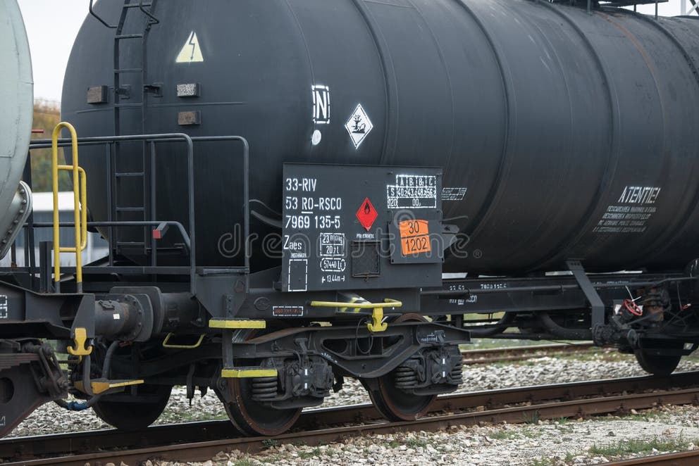 Grand Train Industriel Sur Les Rails Photo stock - Image du longeron ...