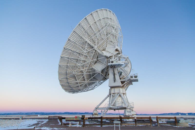 Grande antenne parabolique photo stock. Image of satellite - 50966978