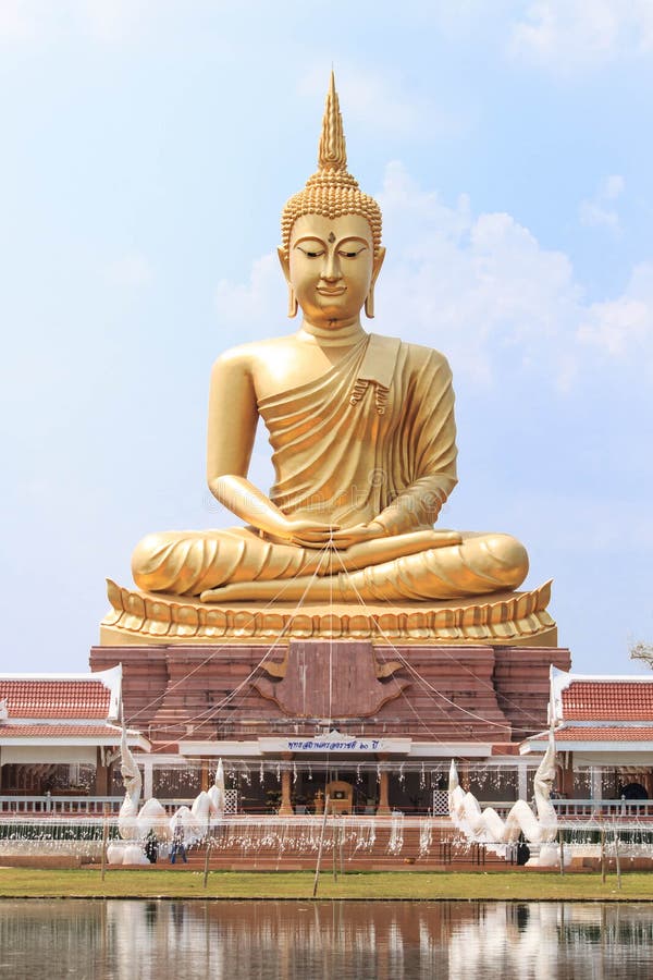 A Magnífica Imagem De Buda Em Ubonratchathani, Tailândia Imagem de ...