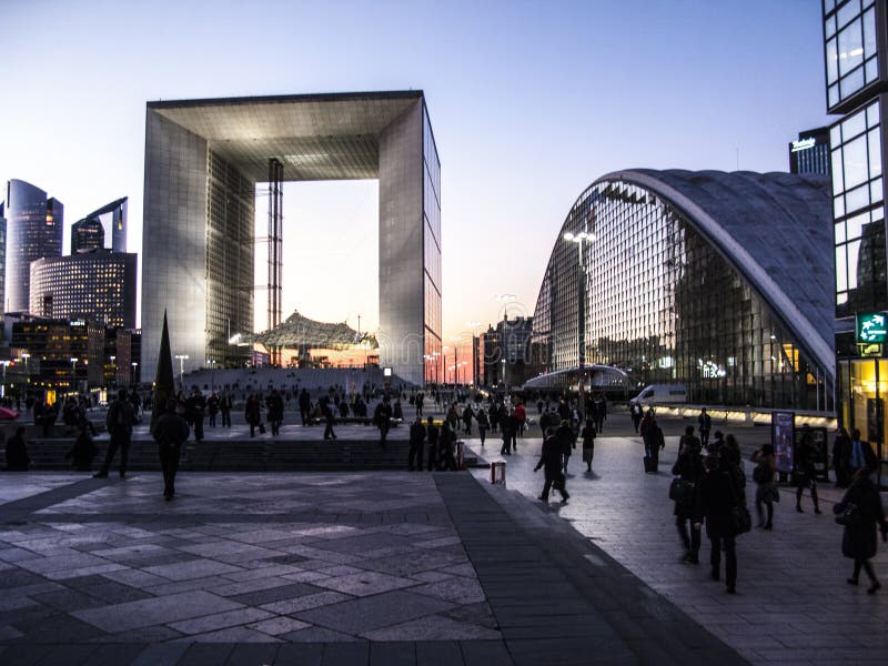 Grande Arche in La Defence editorial image. Image of people - 39246785