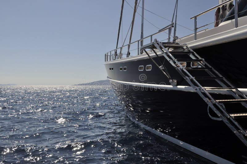 Grande barca a vela nera immagine stock. Immagine di lusso - 21482639