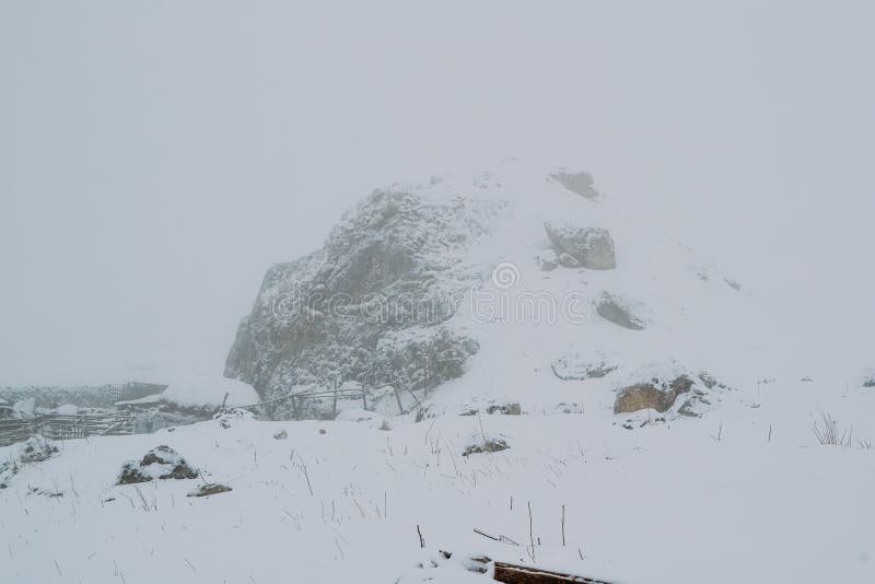 Grande Bloco De Coberto De Neve Com Neve Imagem de Stock - Imagem de ...