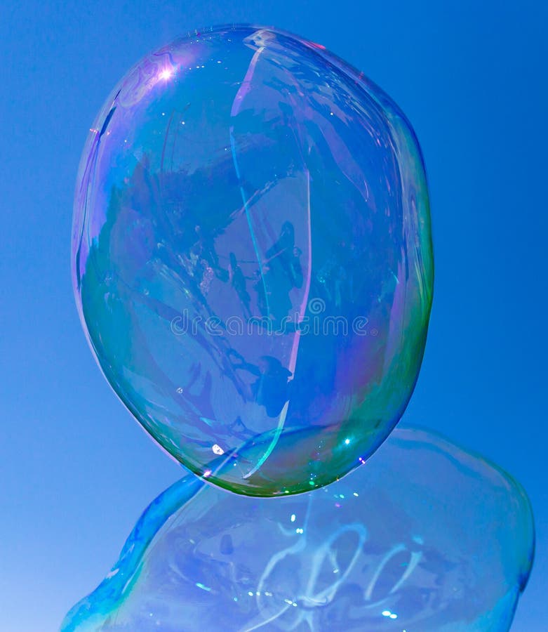 Grande Bolla Di Sapone Contro Il Cielo Blu Immagine Stock - Immagine di ...