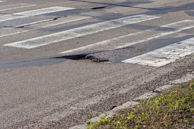 Grande Buca, Foro Sulla Strada Ed Erba Verde Fotografia Stock ...
