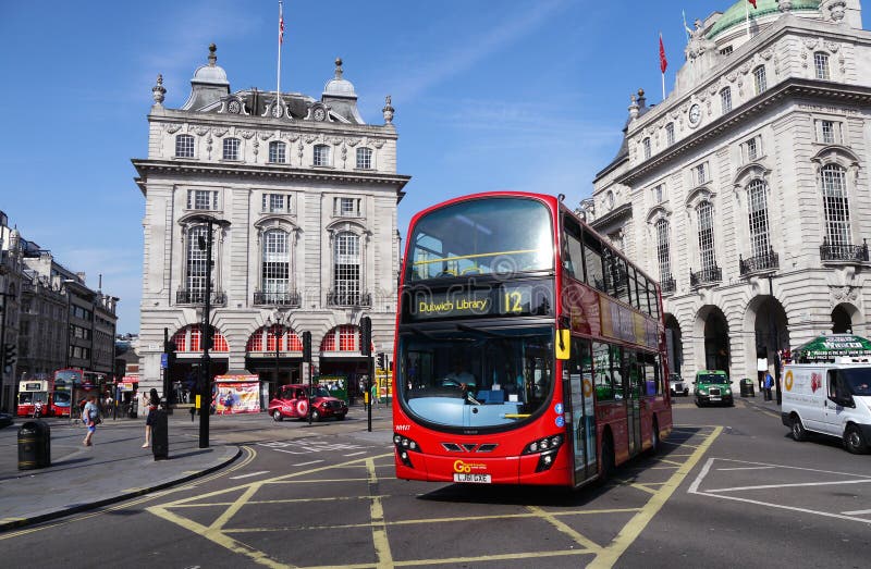 Grande Autobus Rosso Nel Centro Di Londra Fotografia Stock Editoriale ...