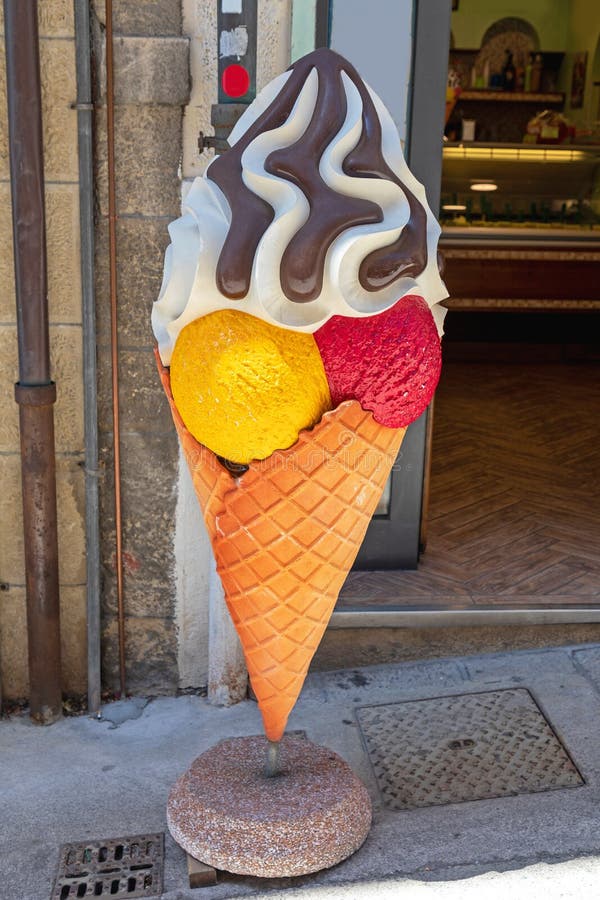 Grande Creme De Gelo imagem de stock. Imagem de colher - 165391595