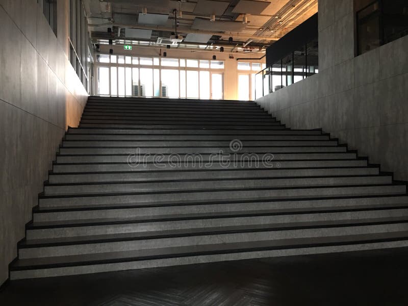 Grande escadaria imagem de stock. Imagem de escadas - 113752471