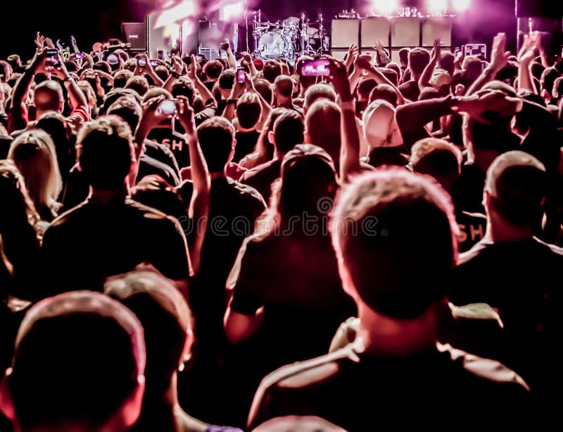 Grande Foule De Concert De Observation De Personnes Image stock - Image ...