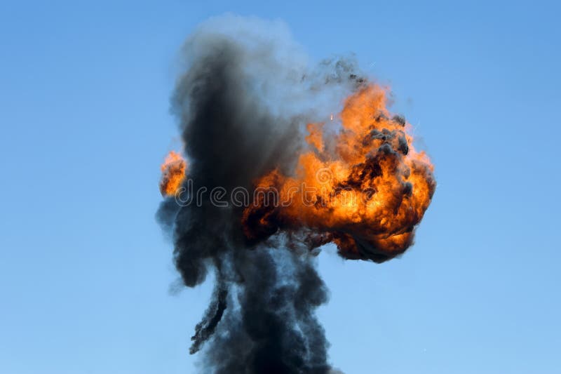 Grande Fuoco Industriale Con Fumo Nero Spesso Immagine Stock - Immagine ...