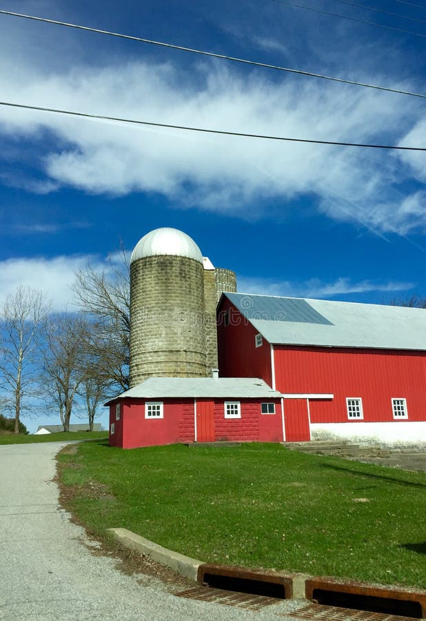 Grande grange rouge photo stock. Image du rouge, traditionnel - 20152022