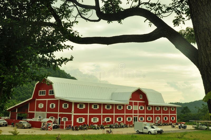 Grande Grange Rouge Avec La Montagne Image stock - Image du pays ...