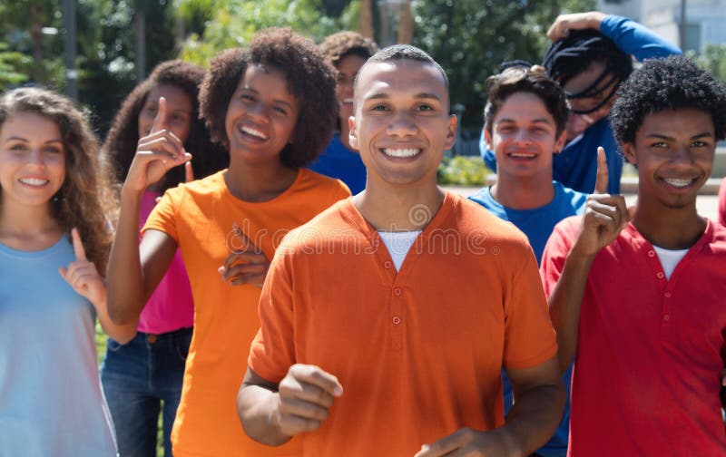 Grande Gruppo Di Ballare Giovane E Donna Immagine Stock - Immagine di ...