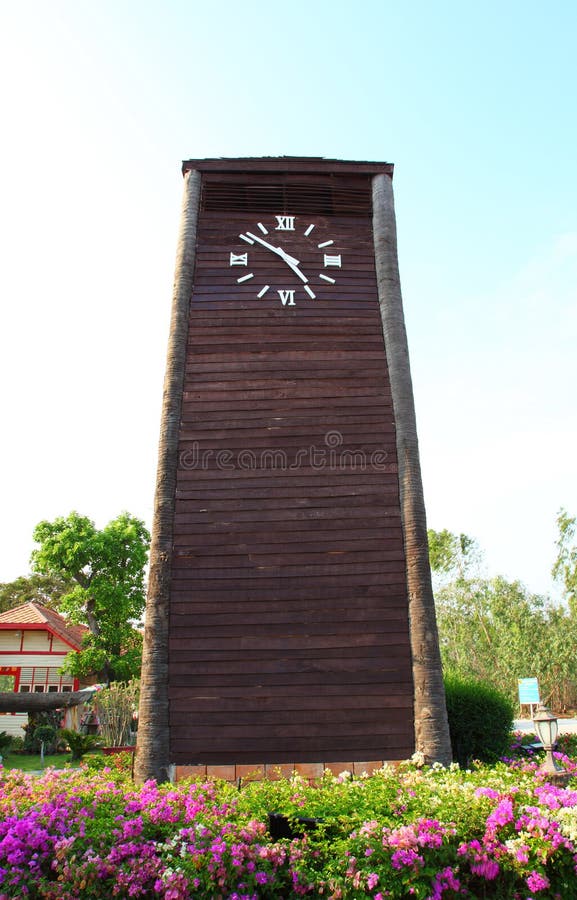 Grande Horloge En Bois De Tour Photo stock - Image du architecture ...
