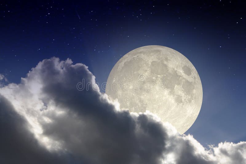 Grande luna nella notte fotografia stock. Immagine di tempestoso - 46899332