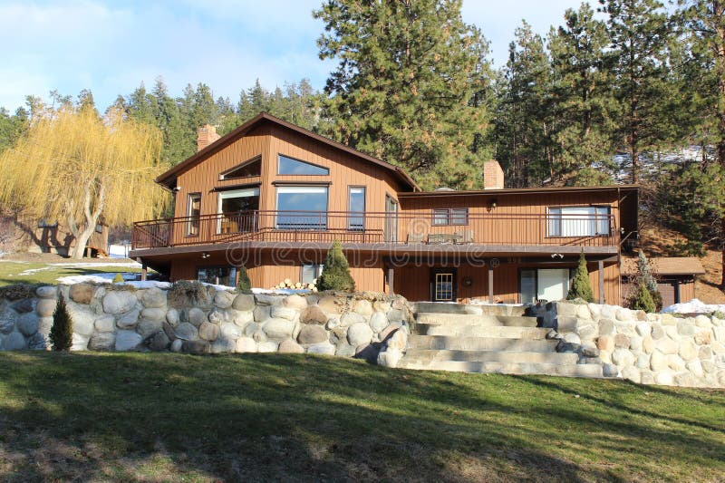 Belle Maison En Bois Brune Avec Le Grand Jardin Vert Photo stock ...