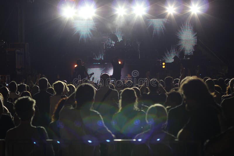 Grande Multidão Em Um Concerto De Rocha Imagem de Stock - Imagem de ...