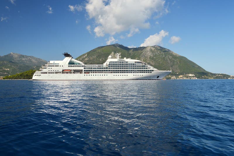 Grande Nave Da Crociera Bianca in Mare Blu Calmo Fotografia Stock ...