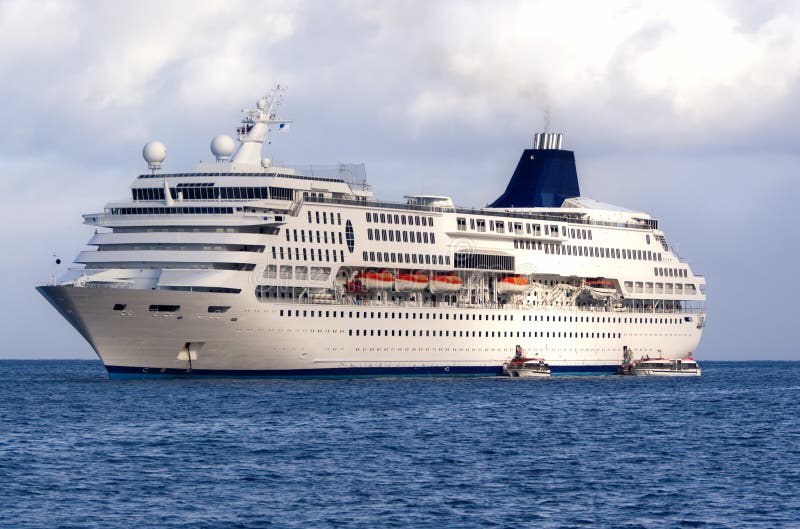 Grande Navio De Cruzeiros No Mar Foto de Stock - Imagem de forro ...