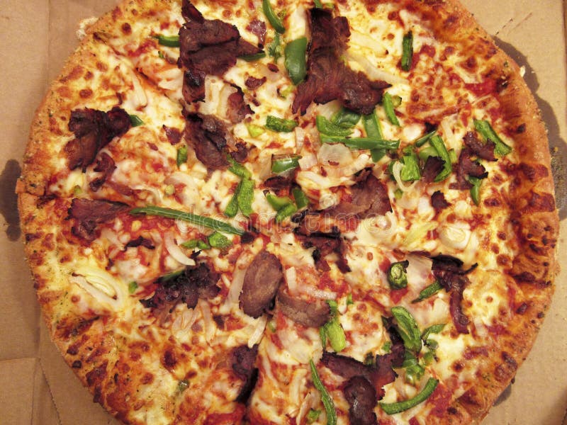 Pizza Del Manzo Con Il Pomodoro E La Rucola Fotografia Stock - Immagine ...