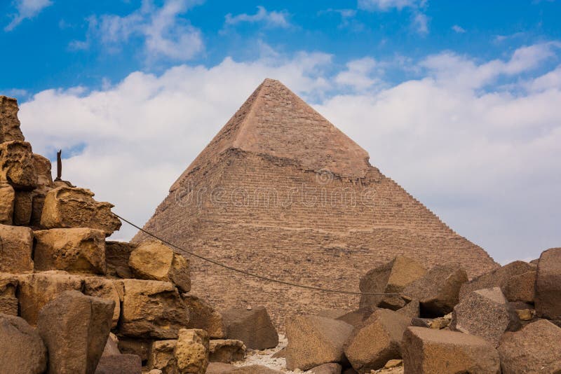 Grande Pyramide Au Plateau De Gizeh Photo stock - Image du nuages ...