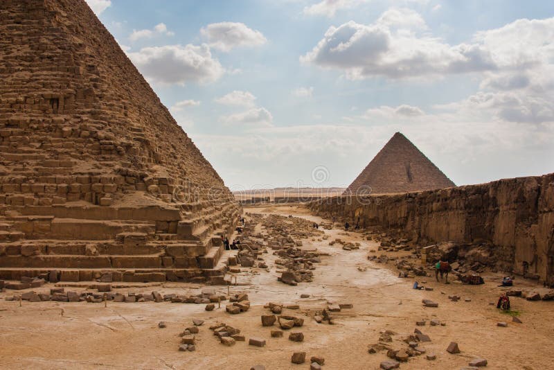 Grande Pyramide Au Plateau De Gizeh Photo stock - Image du nuages ...