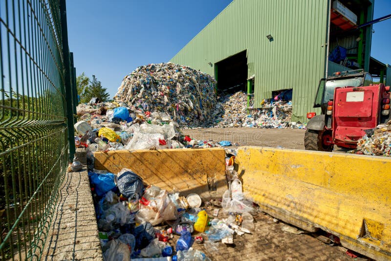 Grande Quantidade De Lixo Numa Usina De Processamento Foto de Stock ...