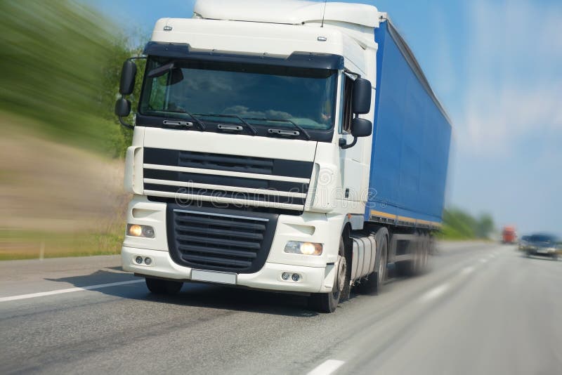 Grande Remorque Sur La Route Image stock - Image du logistique ...