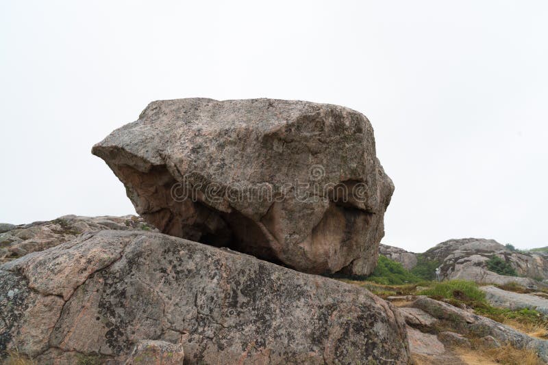 Roche Boulder image stock. Image du symbole, affaires - 40613839