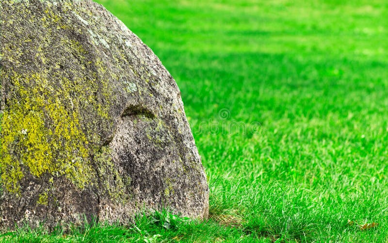 Images Grand Rocher De Roche Sur L Herbe - Téléchargez 656 Photos ...