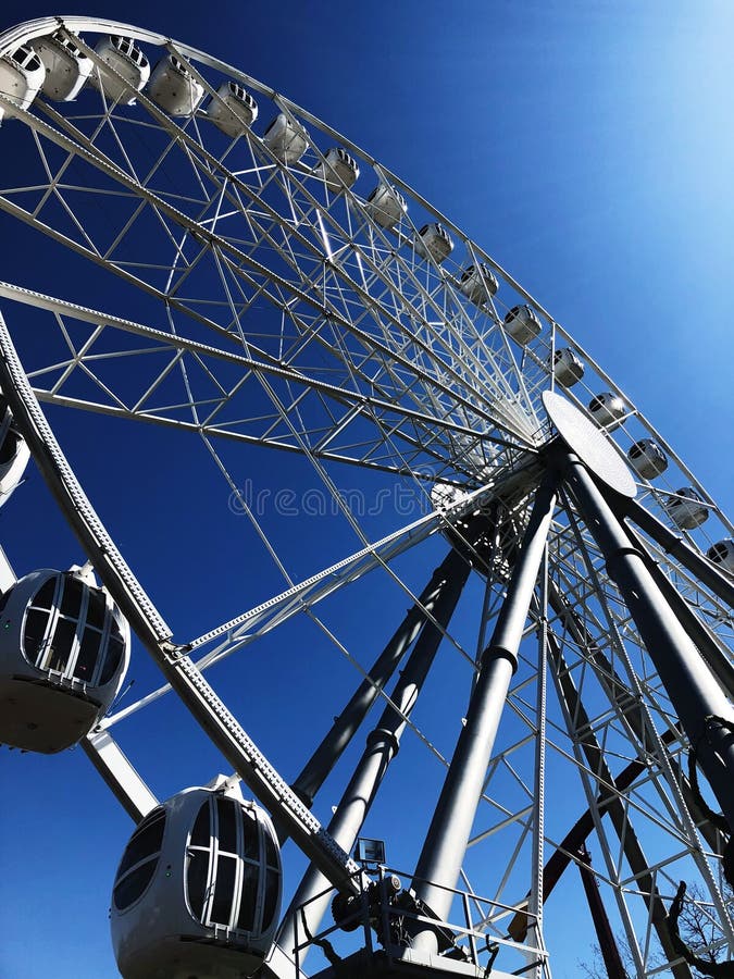 Grande Roue Blanche Dans La Vue De Parc Photo stock - Image du soleil ...