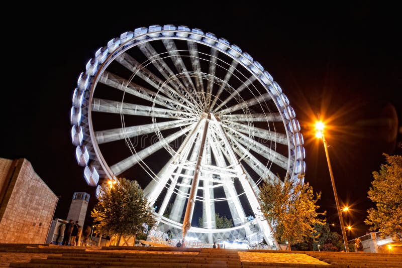 Grande Roue Dans Le Mouvement Dans Le Parc à Thème La Nuit Photo ...