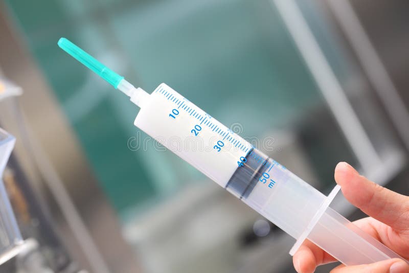 Grande Seringa Com Uma Medicina Branca Imagem de Stock - Imagem de ...