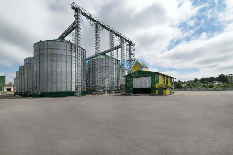 Silos Per Stoccaggio Di Grano, Primo Piano Del Tetto Del Silo Magazzino ...
