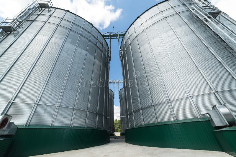 Silos Per Stoccaggio Di Grano, Primo Piano Del Tetto Del Silo Magazzino ...