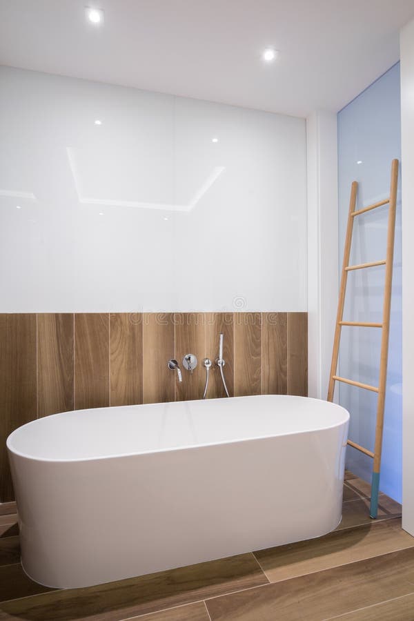Vasca Bianca in Bagno Semplice Immagine Stock - Immagine di bianco ...
