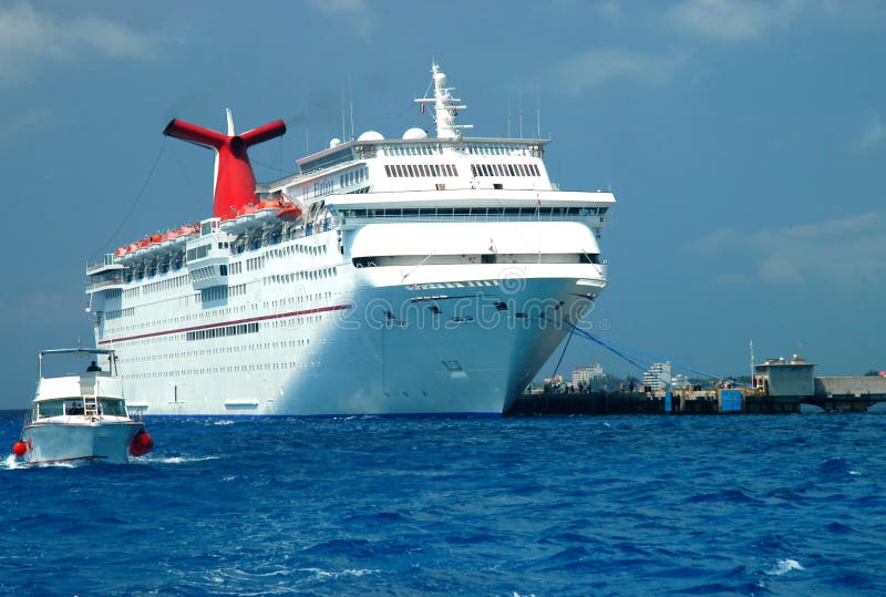 Grande Y Botes Pequeños Que Flotan Foto de archivo - Imagen de cruceros ...