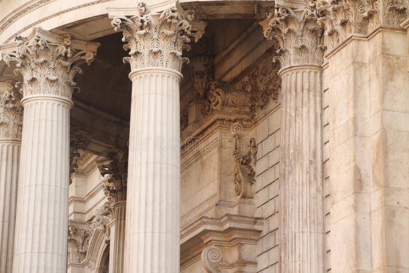 Grandes Colonnes En Marbre Dans Une Architecture Ancienne Photo stock ...