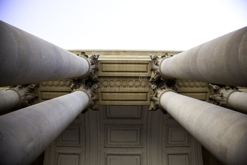 Grandes colonnes en pierre photo stock. Image du fléaux - 195440204