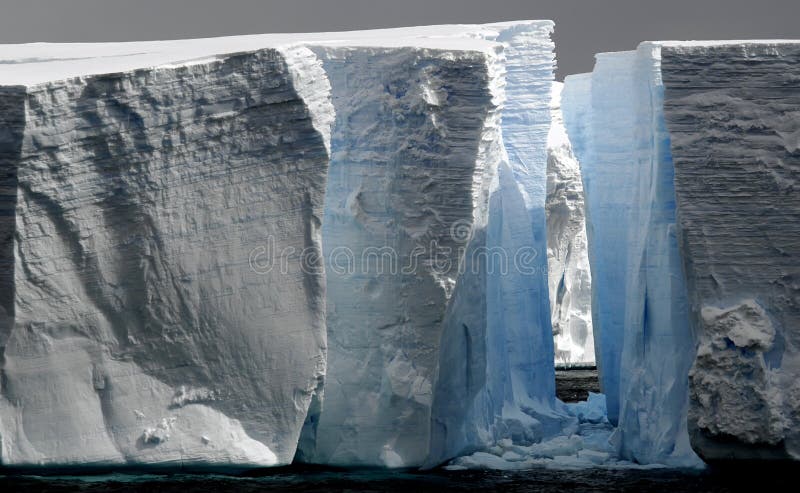 Grandes Iceberg Com Passagem Foto de Stock - Imagem de enorme, clima ...